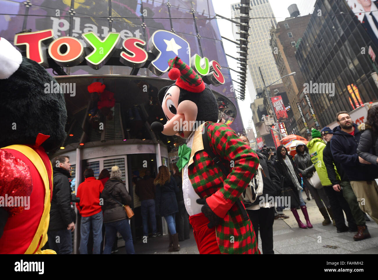 Mickey mouse in times square hi-res stock photography and images - Alamy