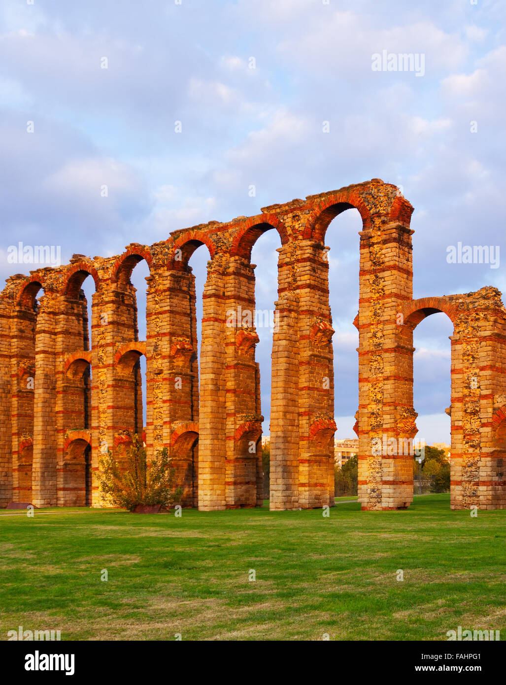 ancient roman aqueduct. Merida, Spain Stock Photo - Alamy