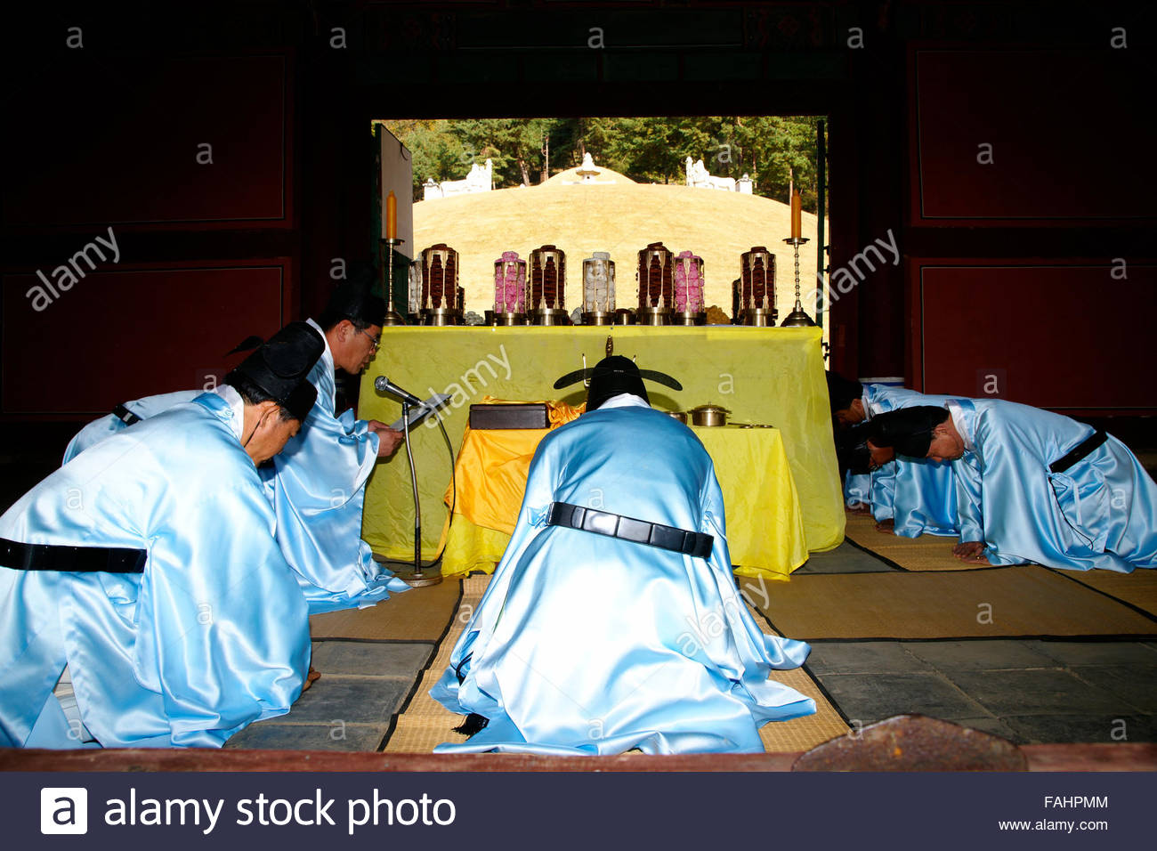 Korean Traditional Bowing Stock Photos & Korean Traditional Bowing ...