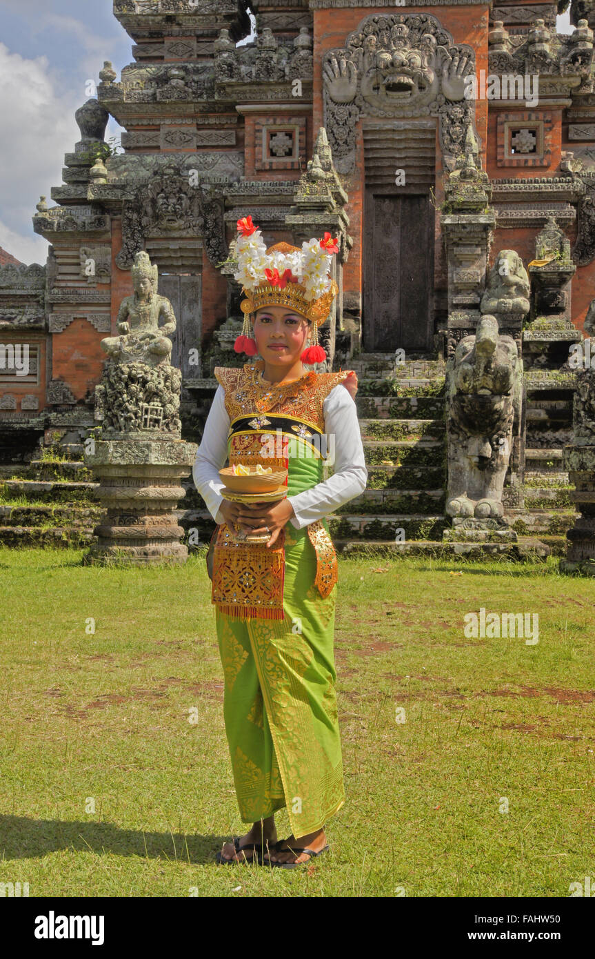 Barong dancing female in Ubud, Bali, Indonesia Stock Photo - Alamy