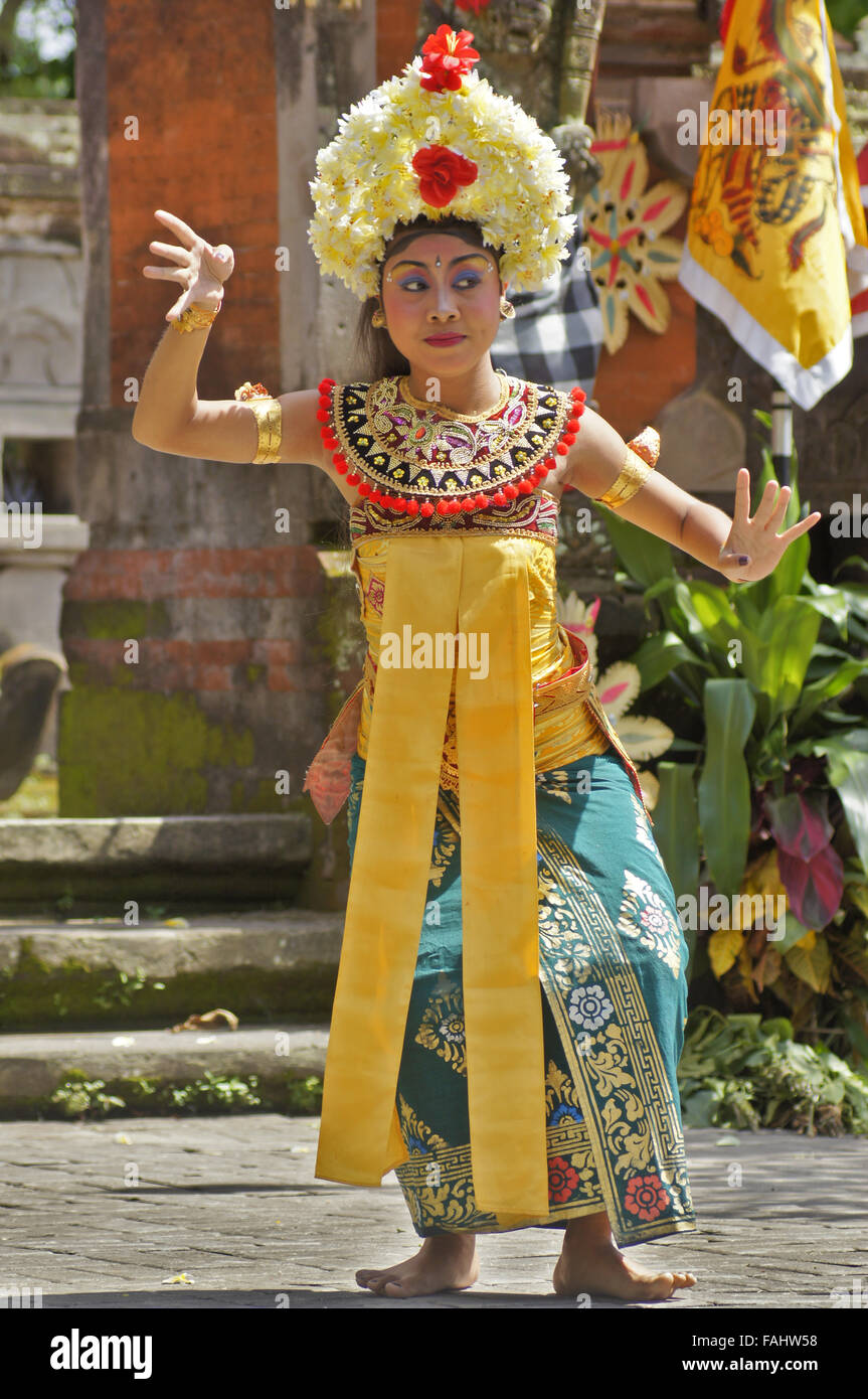 Barong dancing female in Ubud, Bali, Indonesia Stock Photo - Alamy