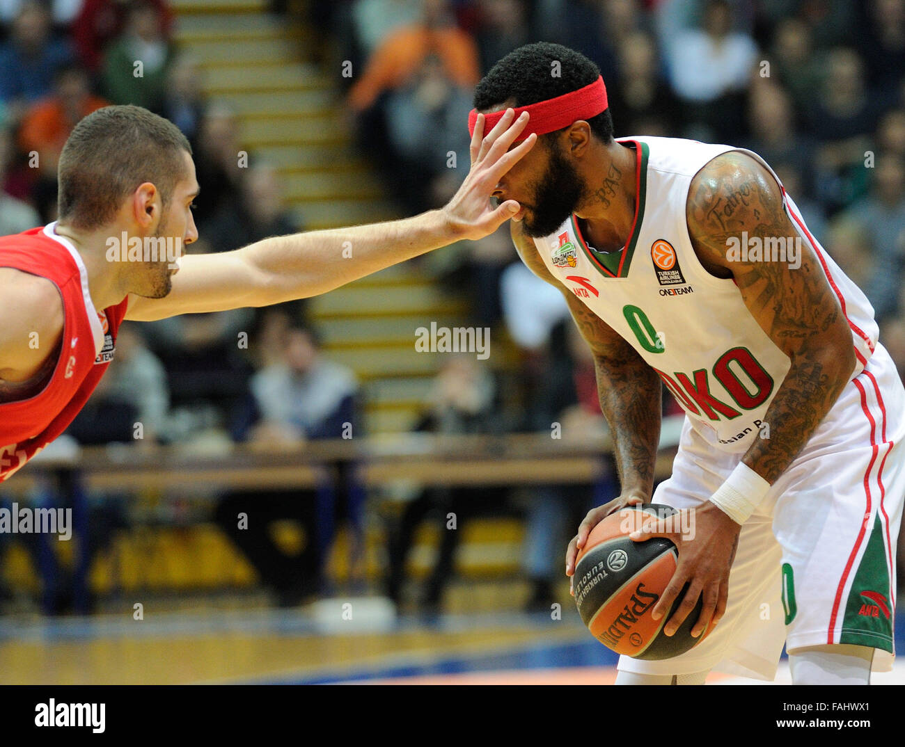 (151231) -- ZAGREB, Dec. 31, 2015(Xinhua) -- Malcolm Delaney (R) of ...