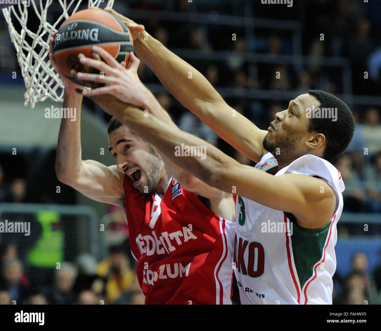 (151231) -- ZAGREB, Dec. 31, 2015(Xinhua) -- Anthony Randolph (R) of ...