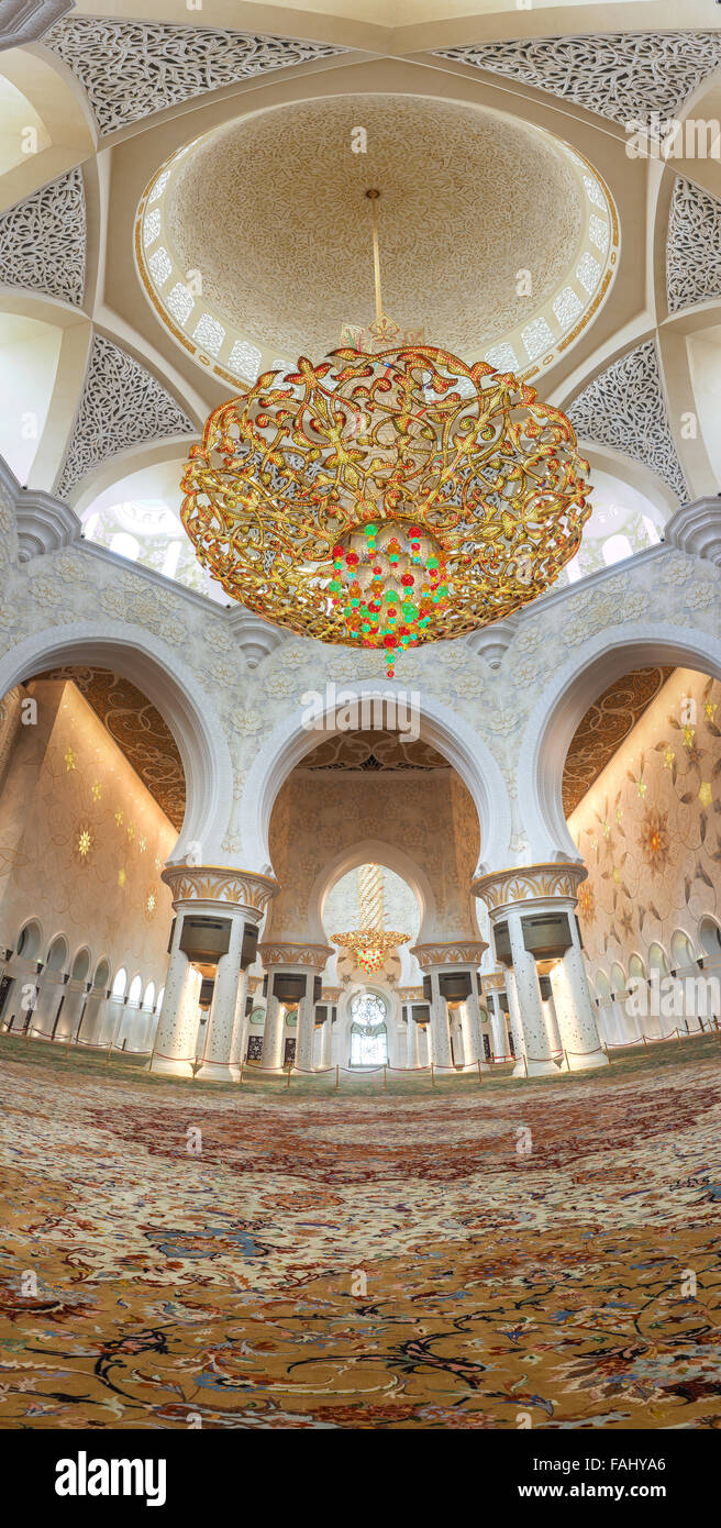 Decoration of Sheikh Zayed Mosque and biggest in the world chandelier ...