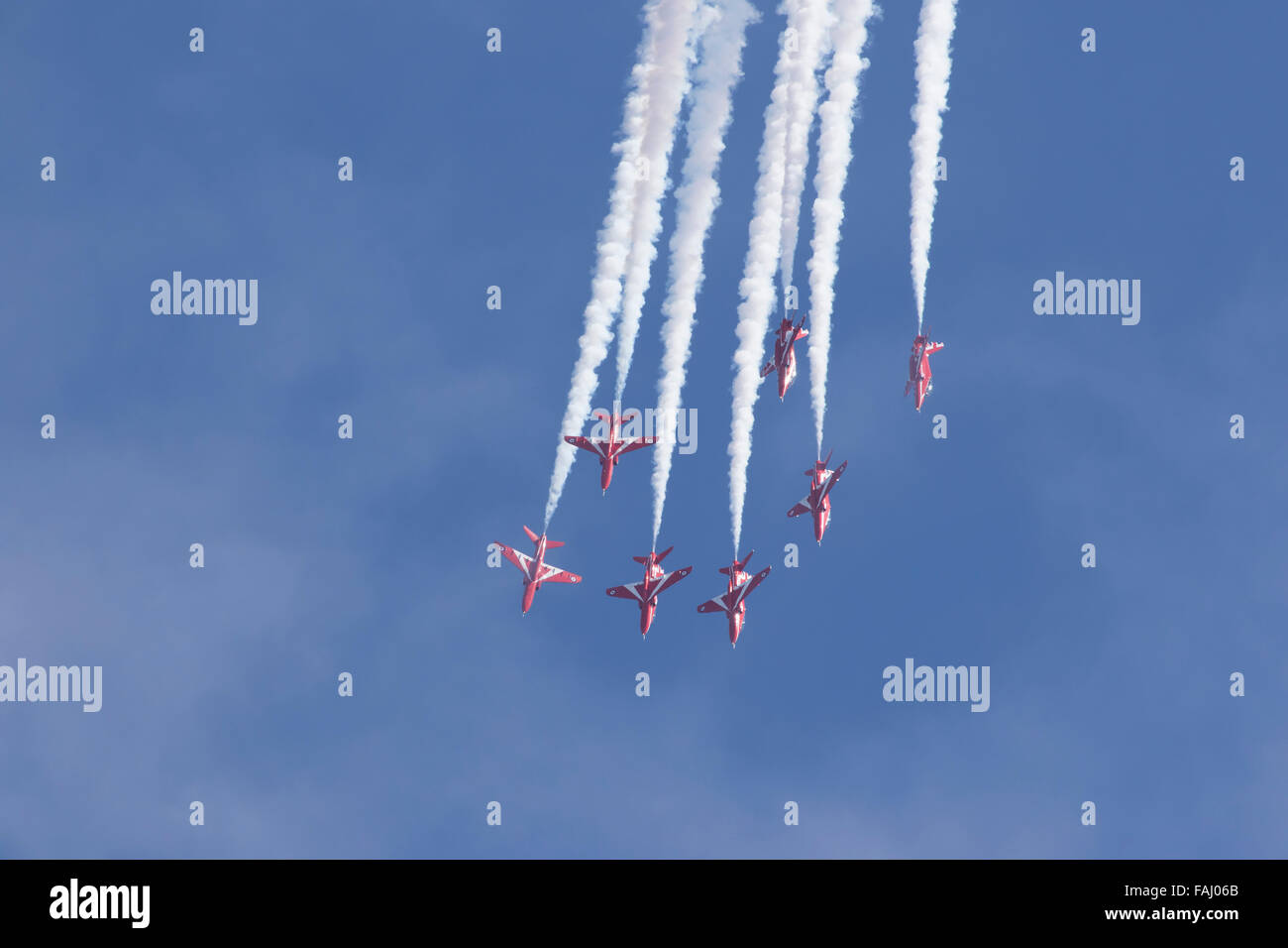 Red arrows crossover hi-res stock photography and images - Alamy