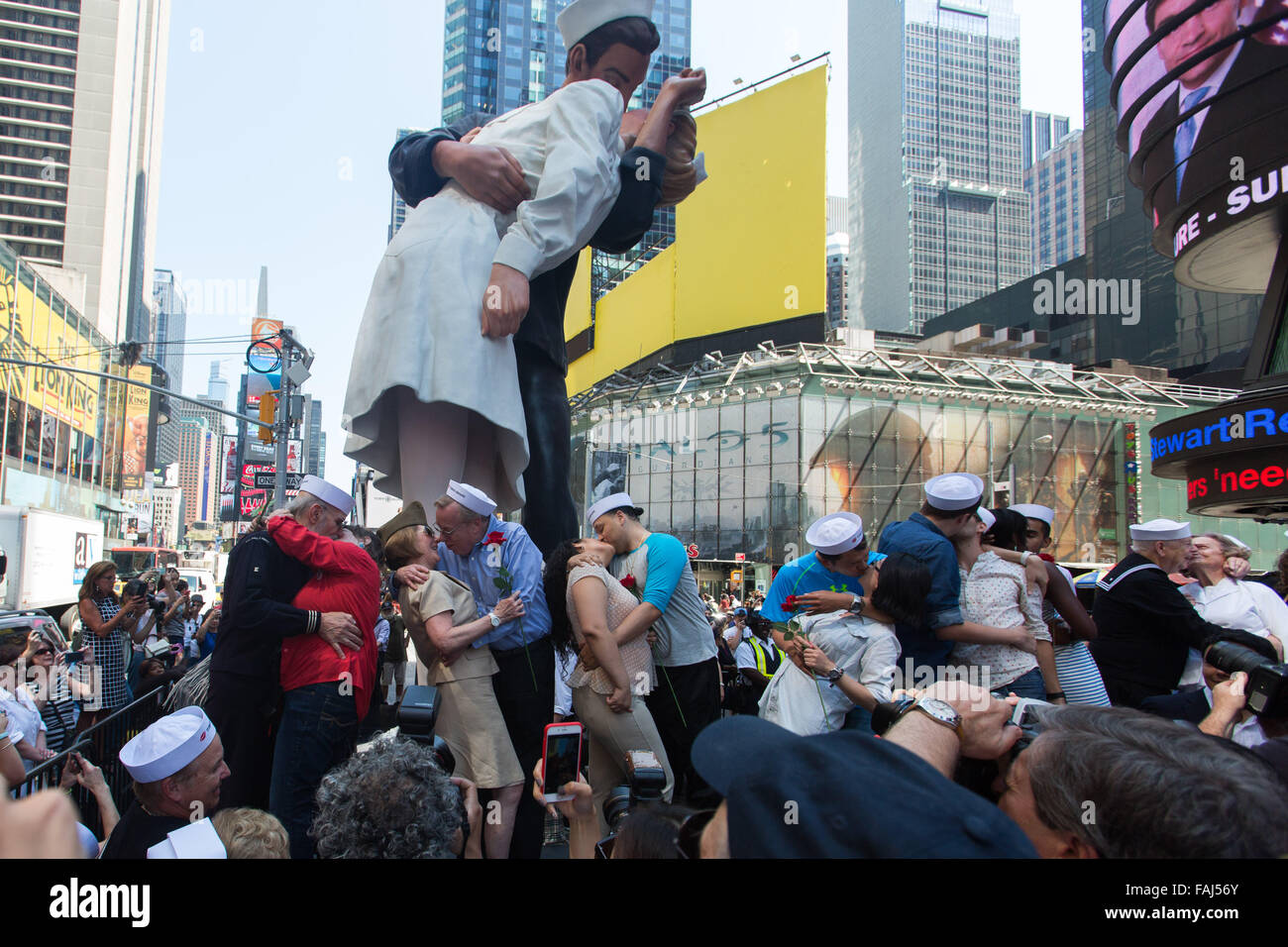 Beijing, USA. 14th Aug, 2015. Couples kiss to reenact the V-J Day Kiss ...