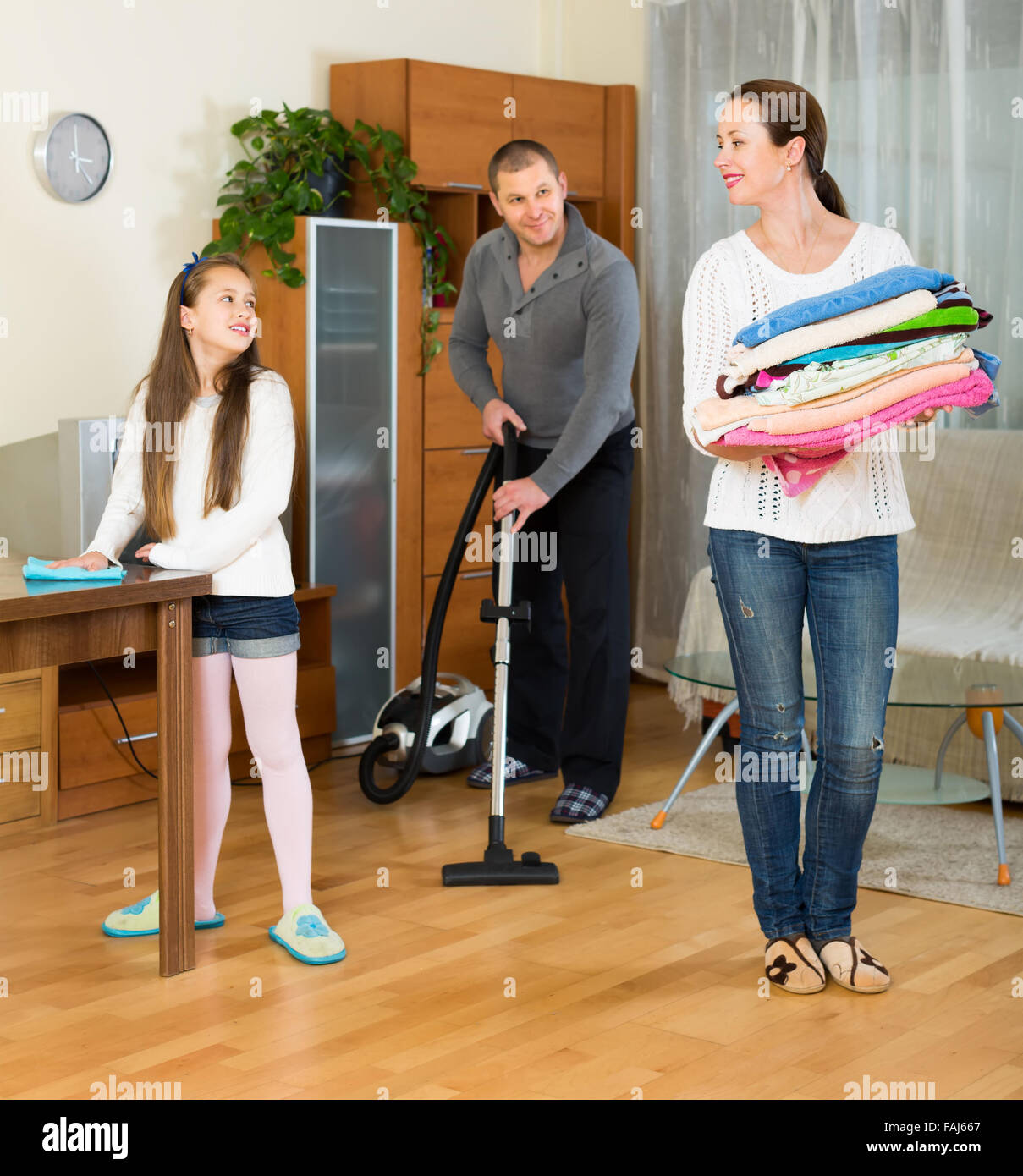 Small girl cleaning house hi-res stock photography and images - Alamy