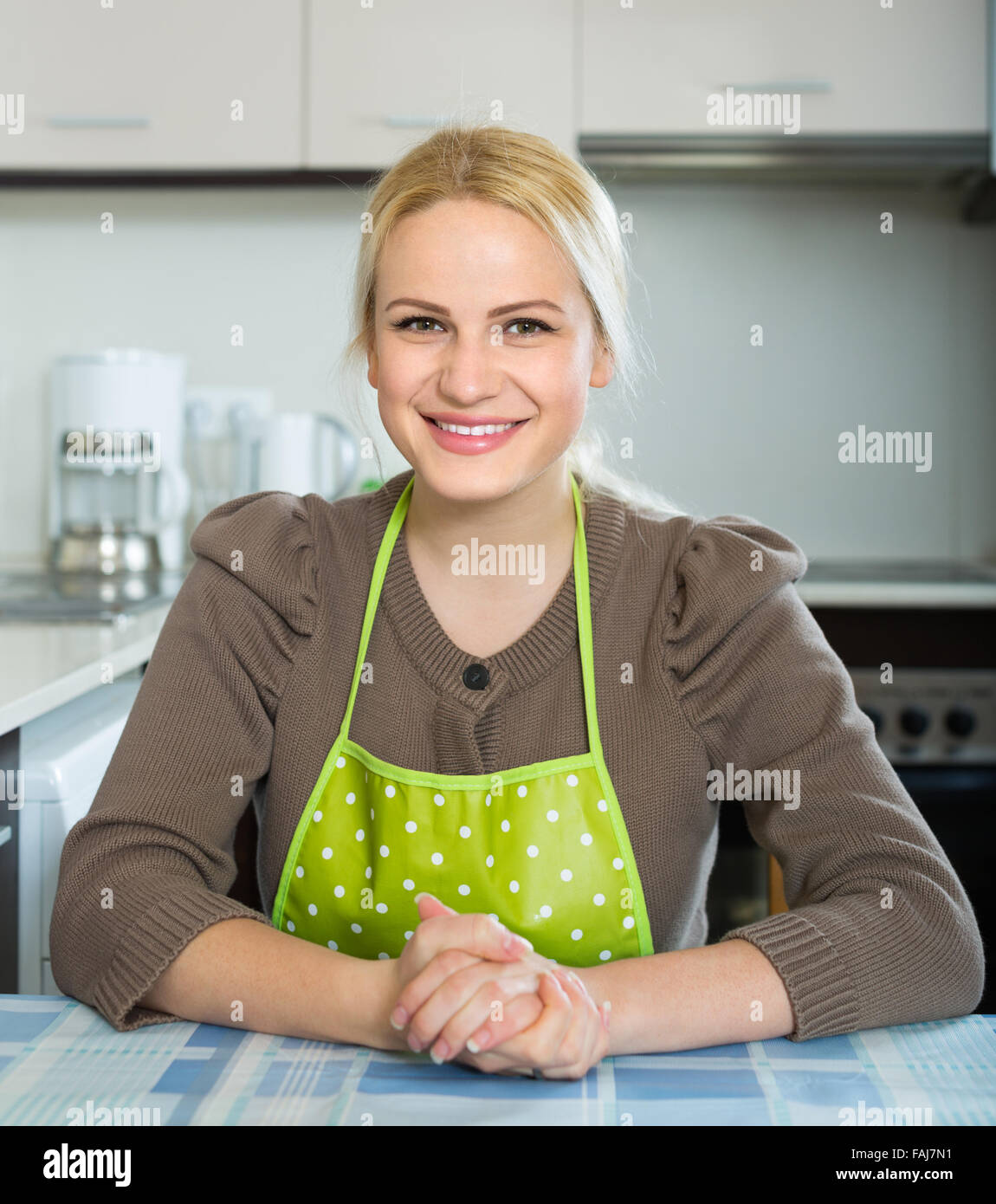 Portrait of young woman at domestic kitchen Stock Photo - Alamy