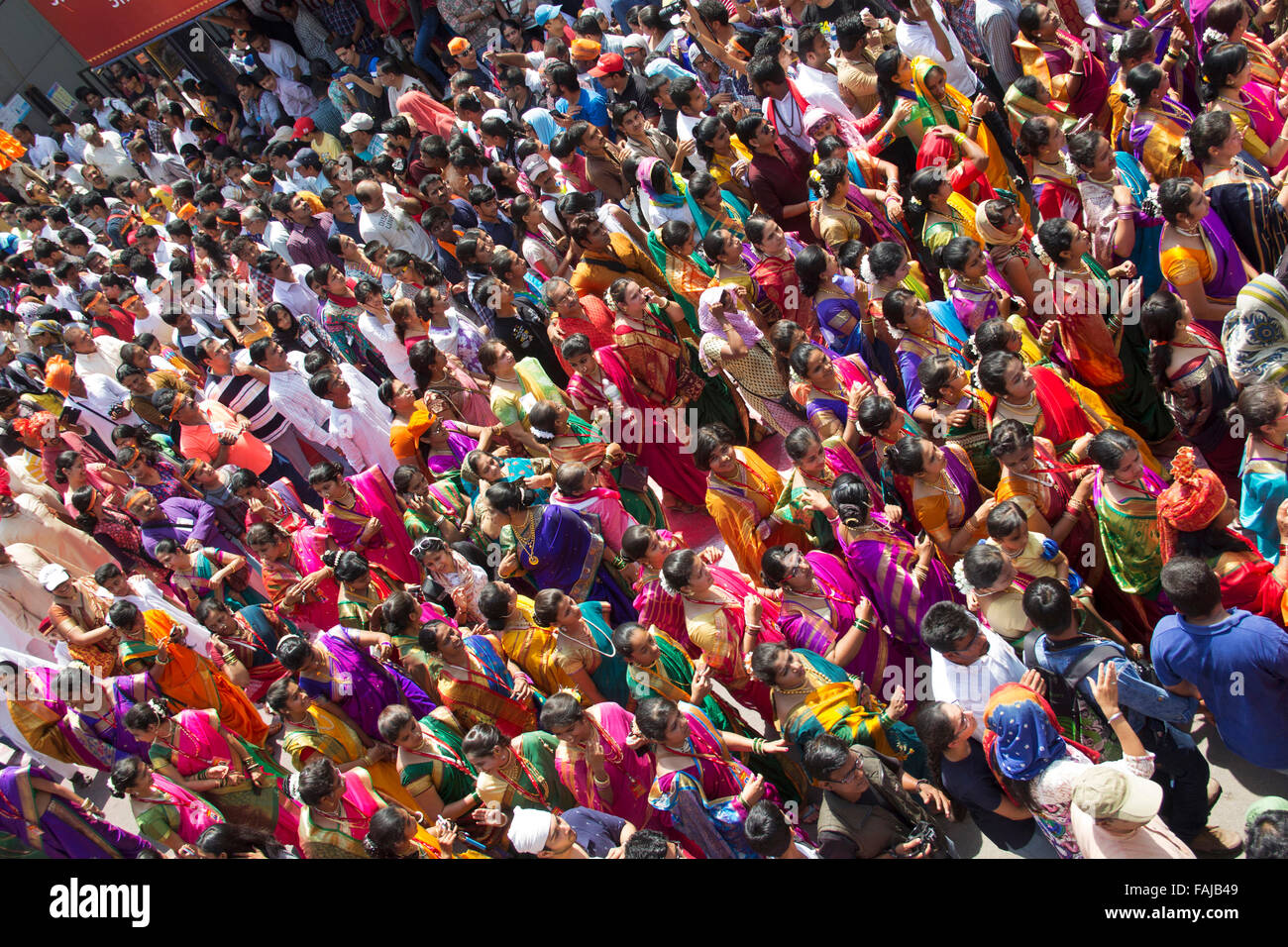 Traditionally dressed maharashtrian women hi-res stock photography and ...