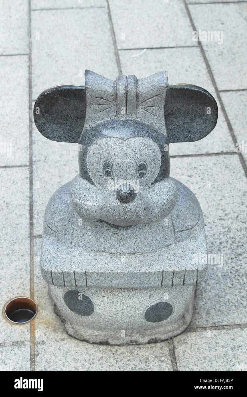 Cute statue hi-res stock photography and images - Alamy