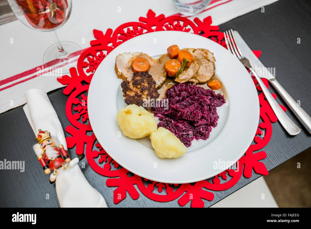 Decorated Christmas plate and table setting Stock Photo - Alamy