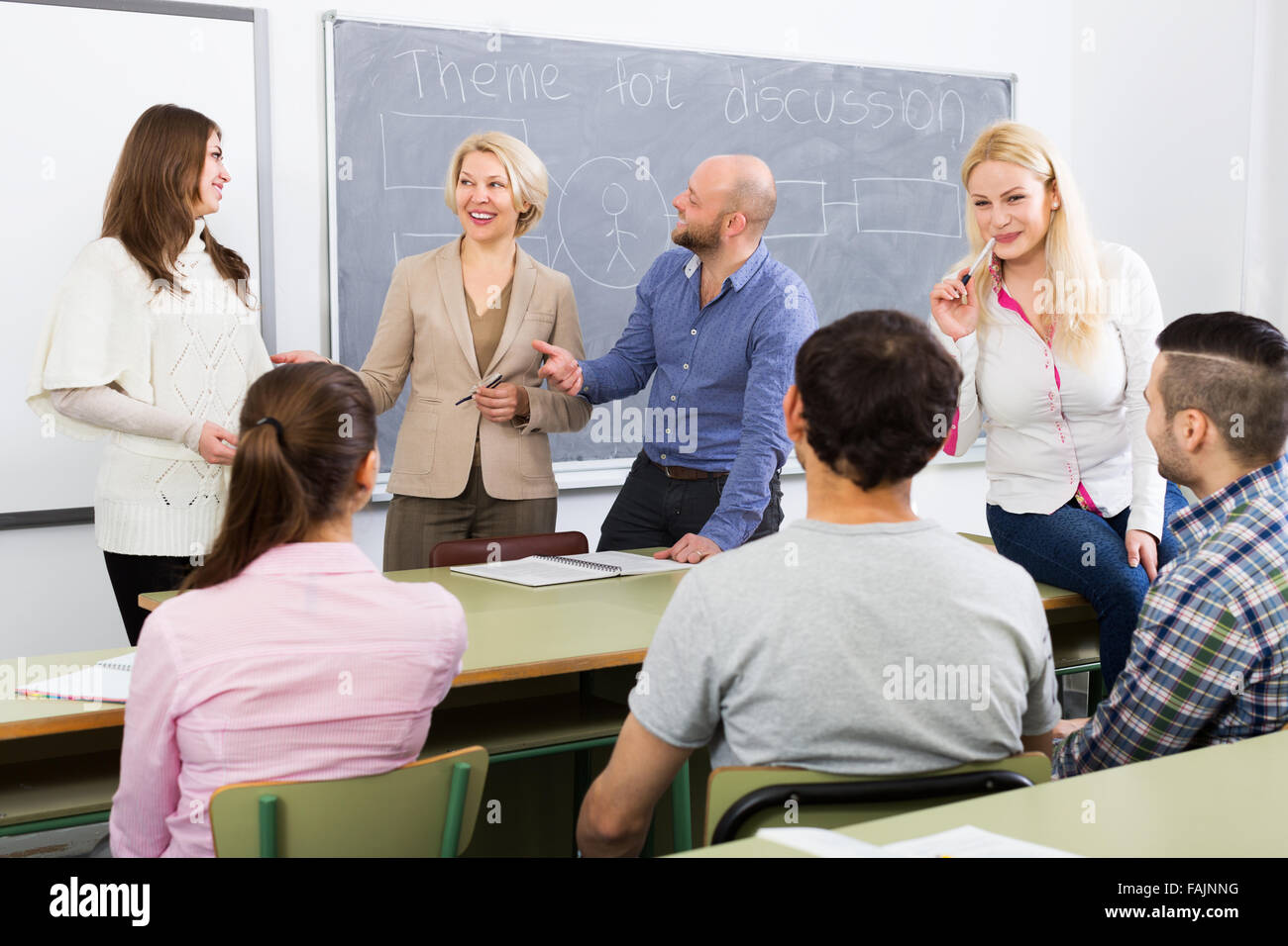 Relaxed college students taking break hi-res stock photography and ...