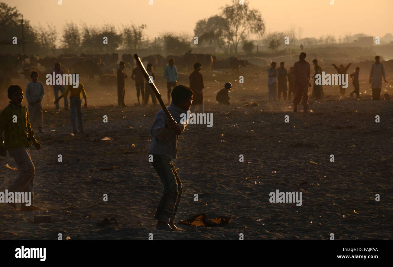 Lahore, Pakistan. 31st Dec, 2015. Pakistani gypsy children playing at ...