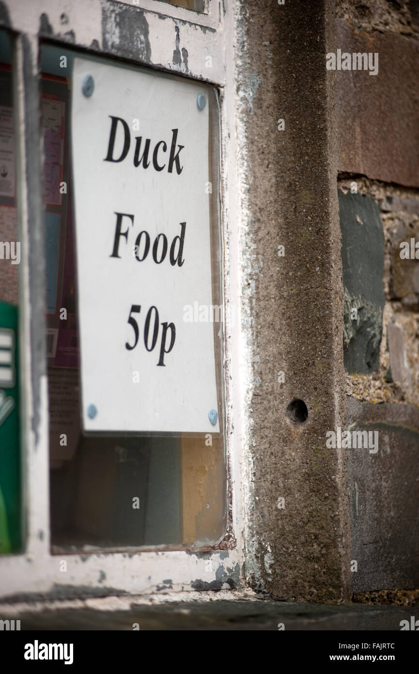 Duck feeding sign hi-res stock photography and images - Alamy