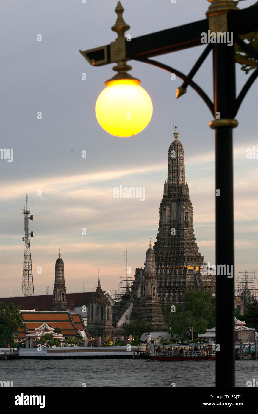 Landscape in sunset of Wat Arun Temple from Chao Praya River, Bangkok ...