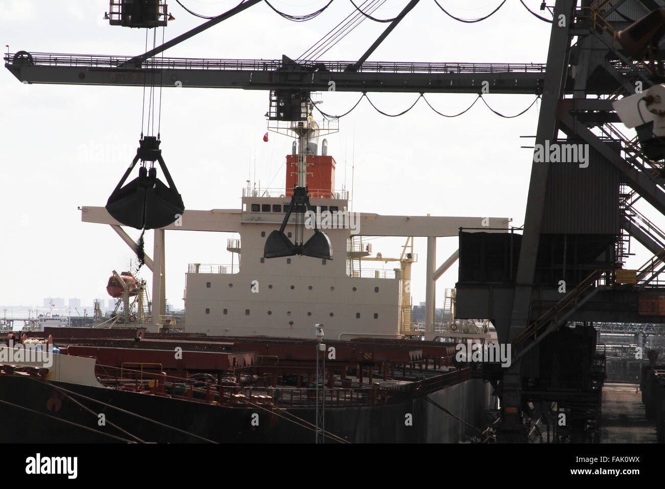 Dockside unloading machines for bulk transport vessels Stock Photo - Alamy