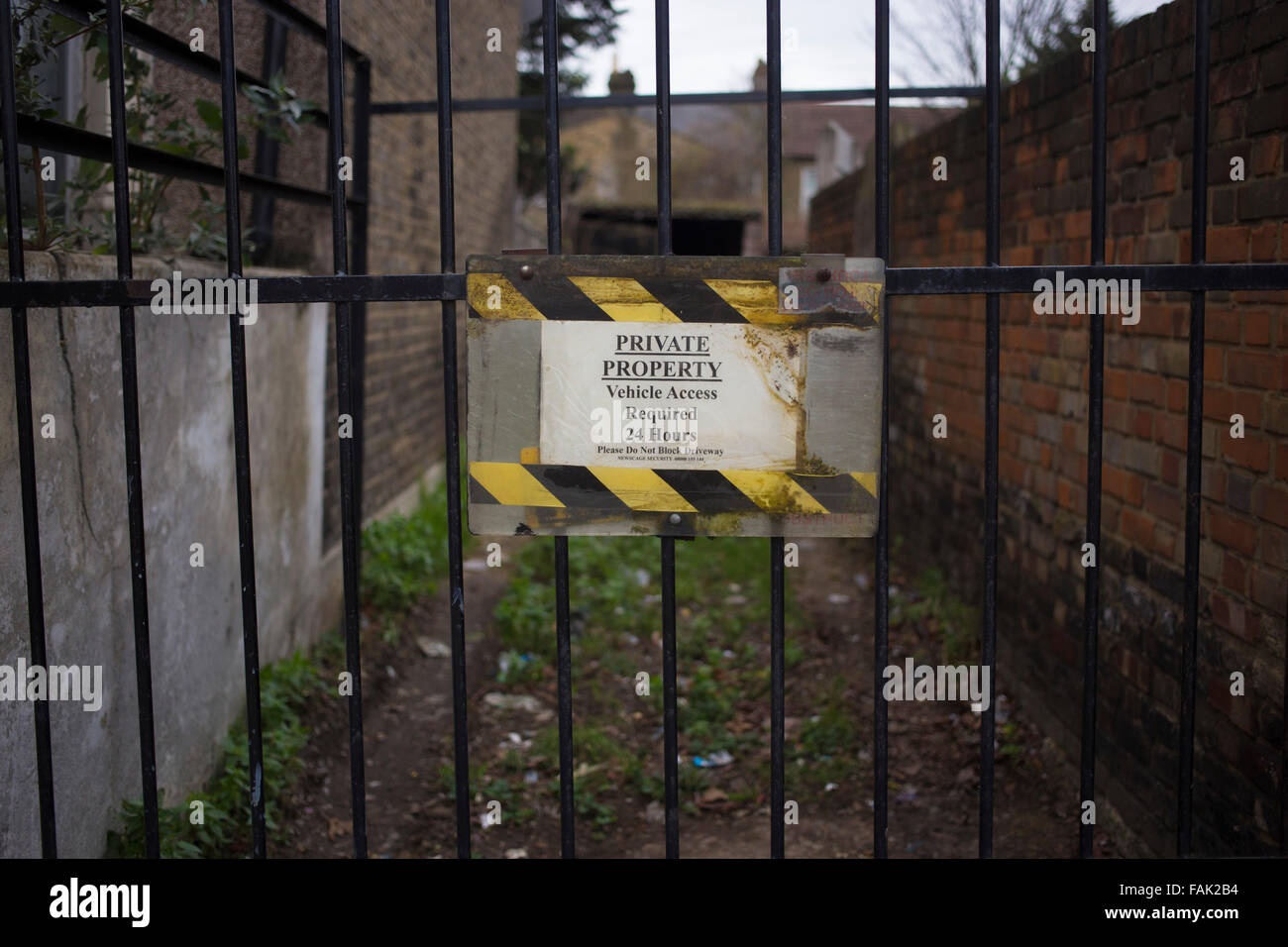 Private Property no parking sign outside back alley Stock Photo - Alamy
