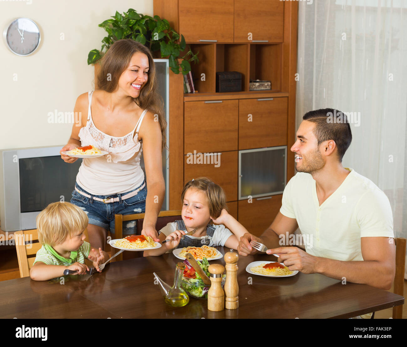 Father mother and two kids eating lunch hi-res stock photography and ...