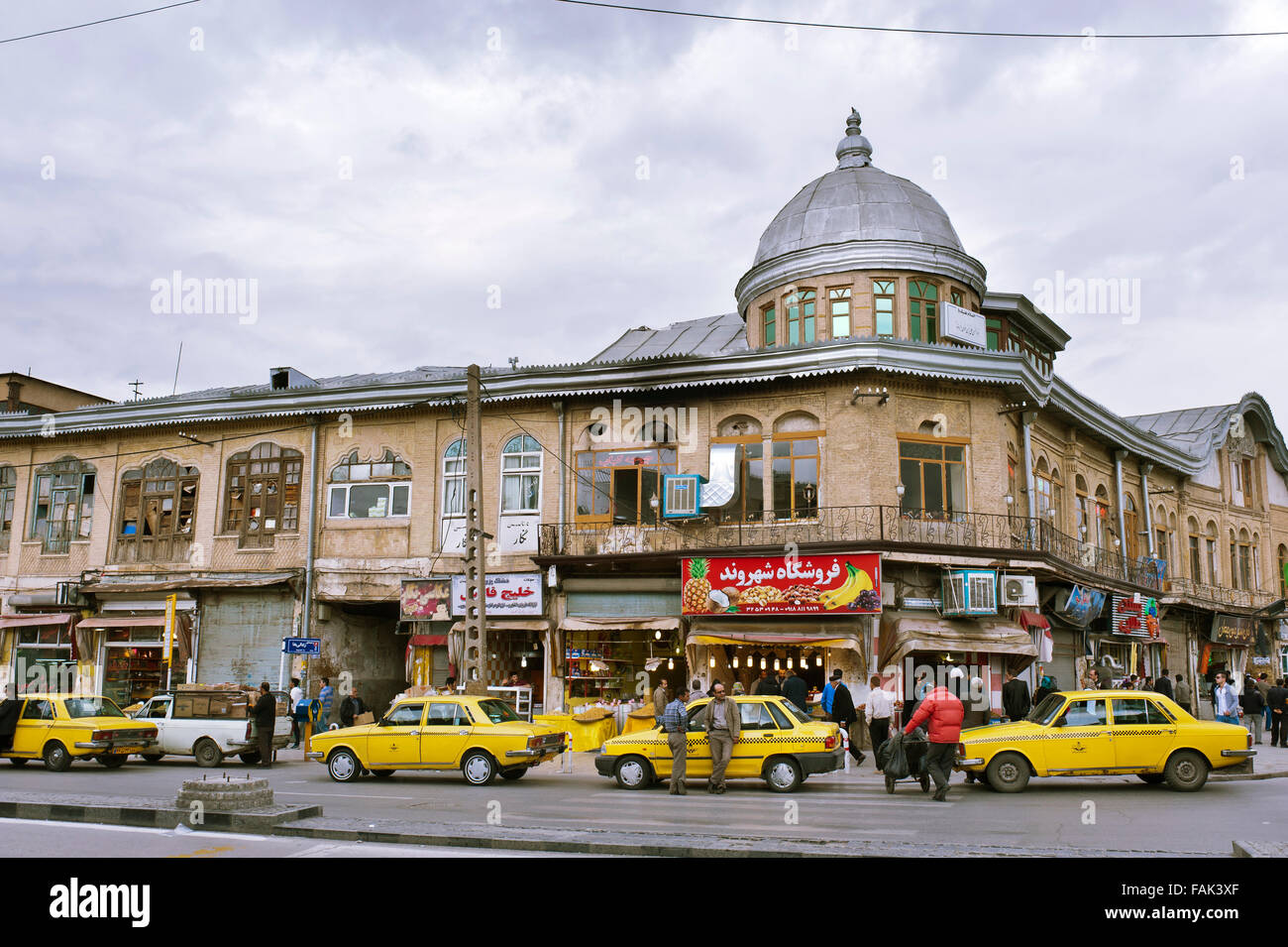 Yellow taxis on Khomeini Square, Hamadan, Iran Stock Photo - Alamy