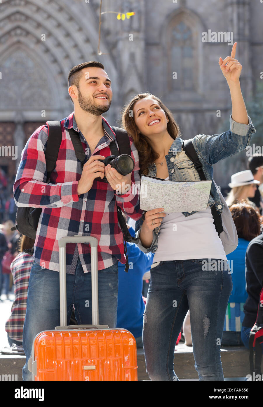 Couple tourists going sightseeing hi-res stock photography and images ...