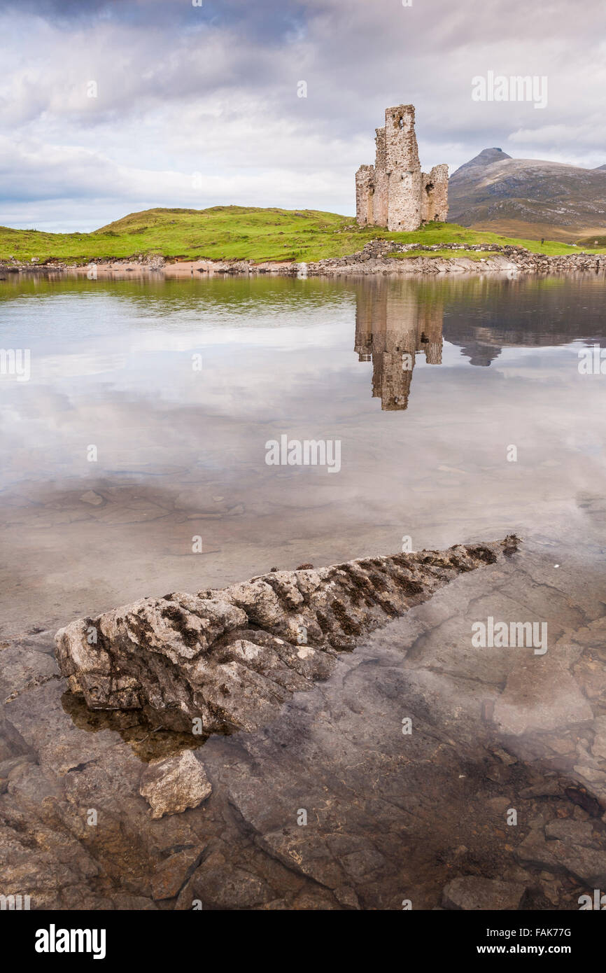 Ardvreck Castle on Loch Assynt in Sutherland, Scotland Stock Photo - Alamy