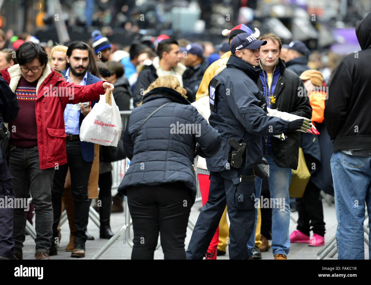 Police officer on rooftop hi-res stock photography and images - Alamy