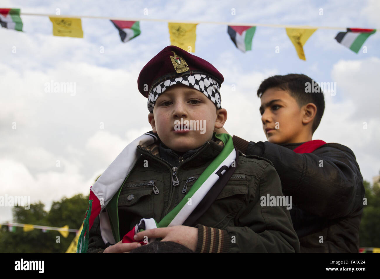 Gaza City, The Gaza Strip, Palestine. 31st Dec, 2015. Palestinian kids ...