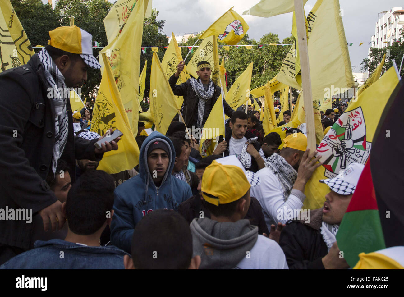 Gaza City, The Gaza Strip, Palestine. 31st Dec, 2015. Fatah supporters ...