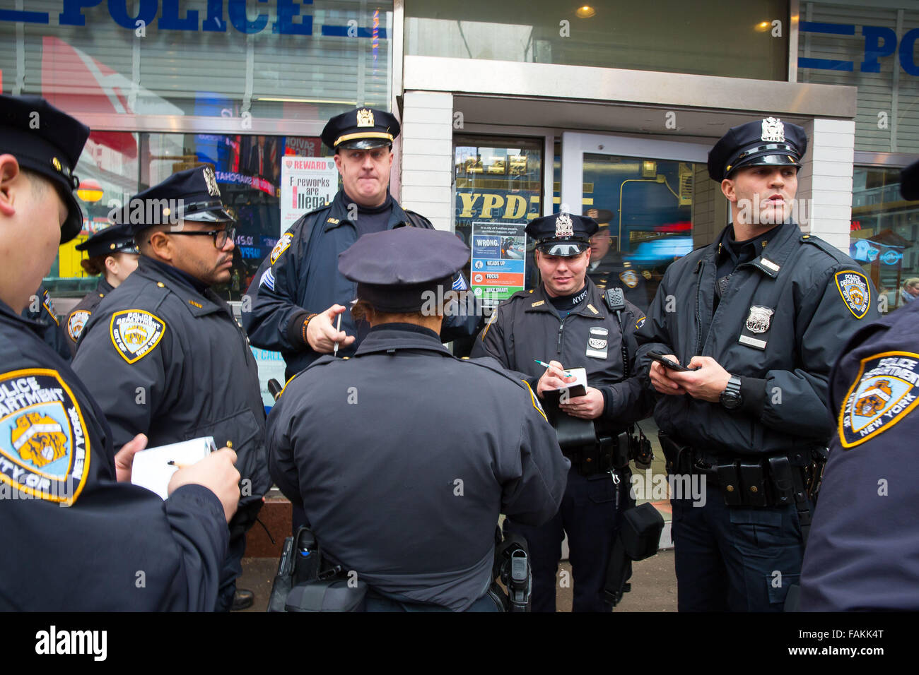 New York, NY, USA. 31st Dec, 2015. The NYPD deploy 6,000 officers in ...