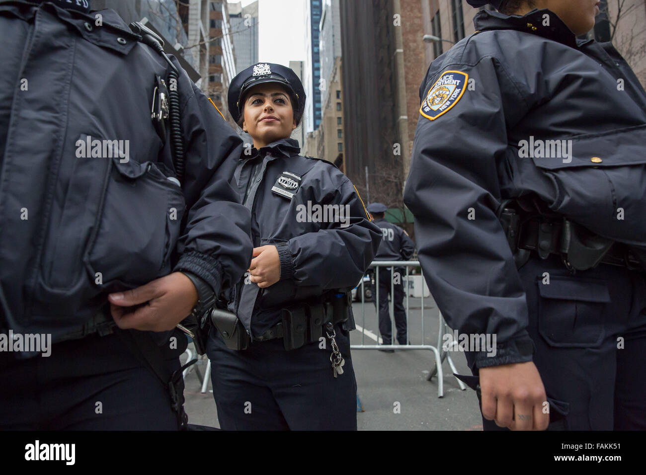 New York, NY, USA. 31st Dec, 2015. The NYPD deploy 6,000 officers in ...