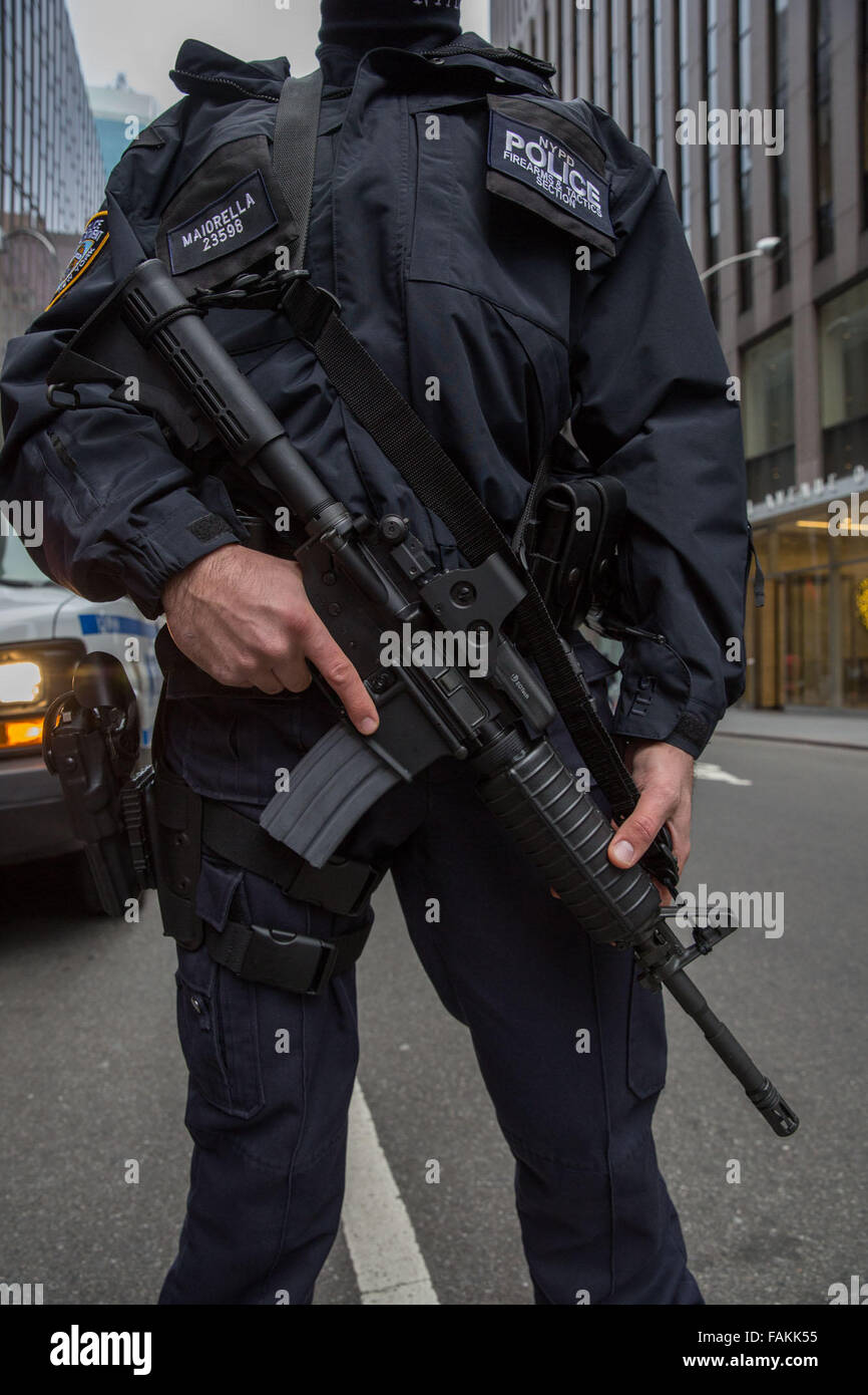 New York, NY, USA. 31st Dec, 2015. The NYPD deploy 6,000 officers in ...