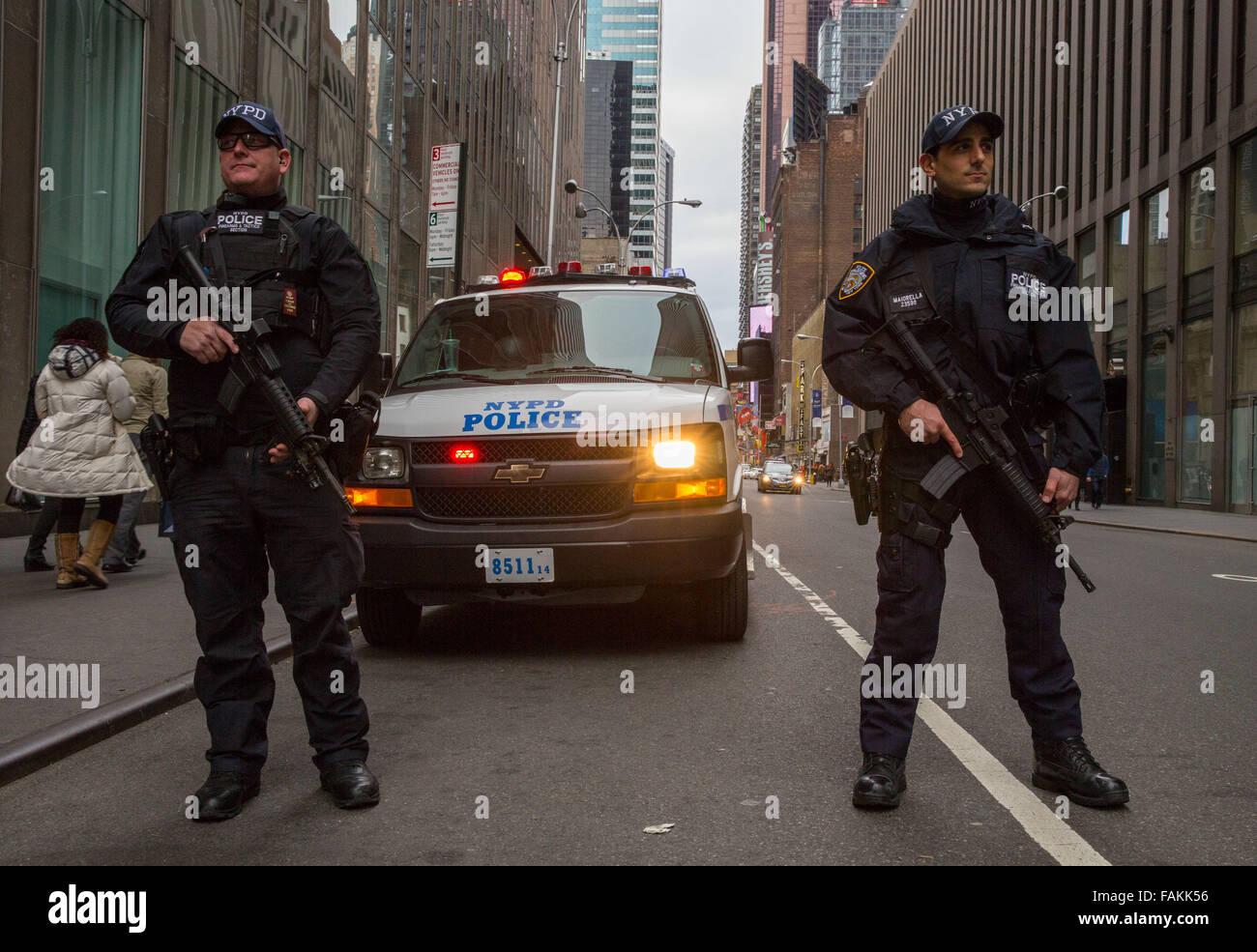 New York, NY, USA. 31st Dec, 2015. The NYPD deploy 6,000 officers in ...