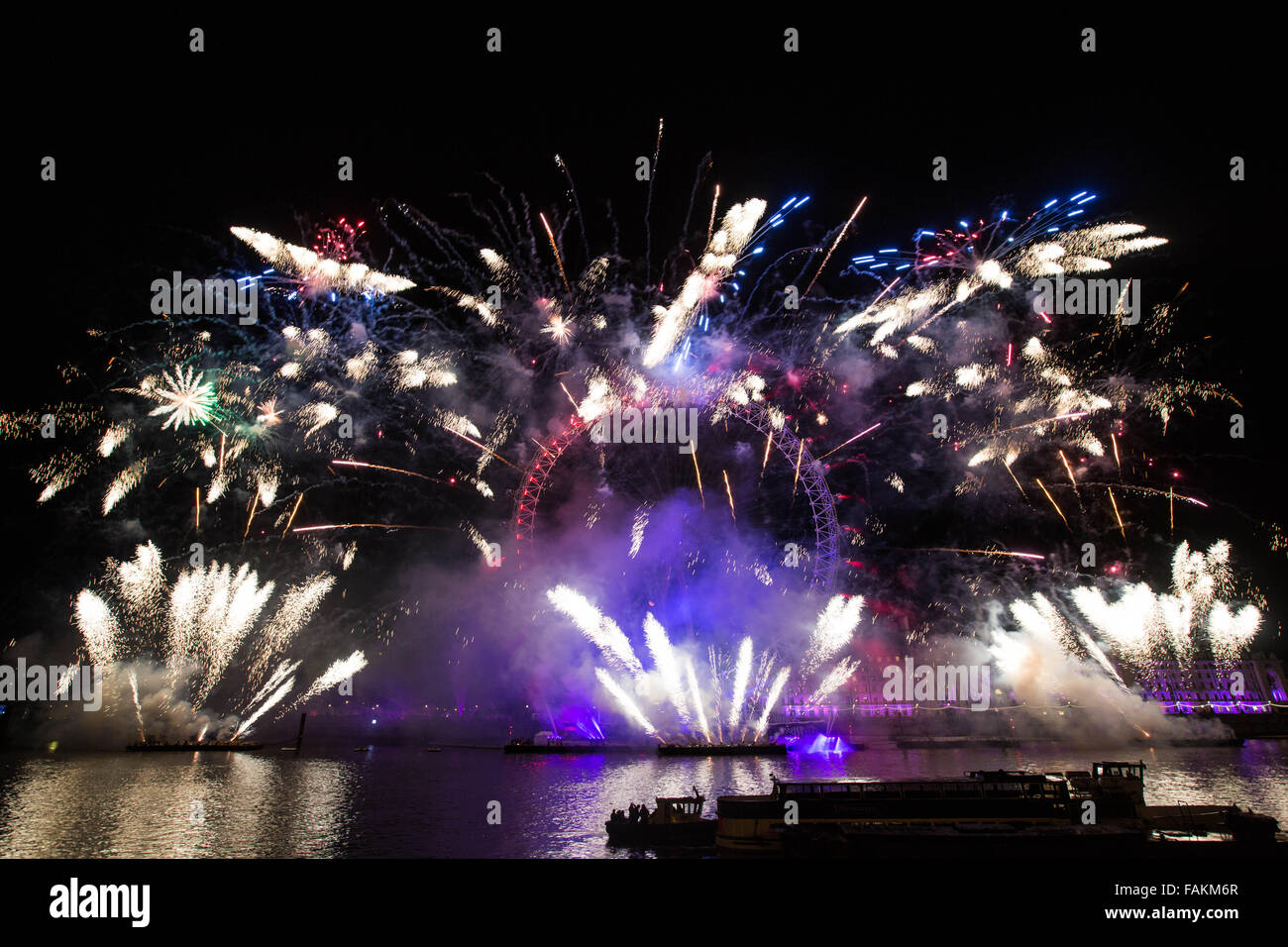London eye fireworks crowd hi-res stock photography and images - Alamy