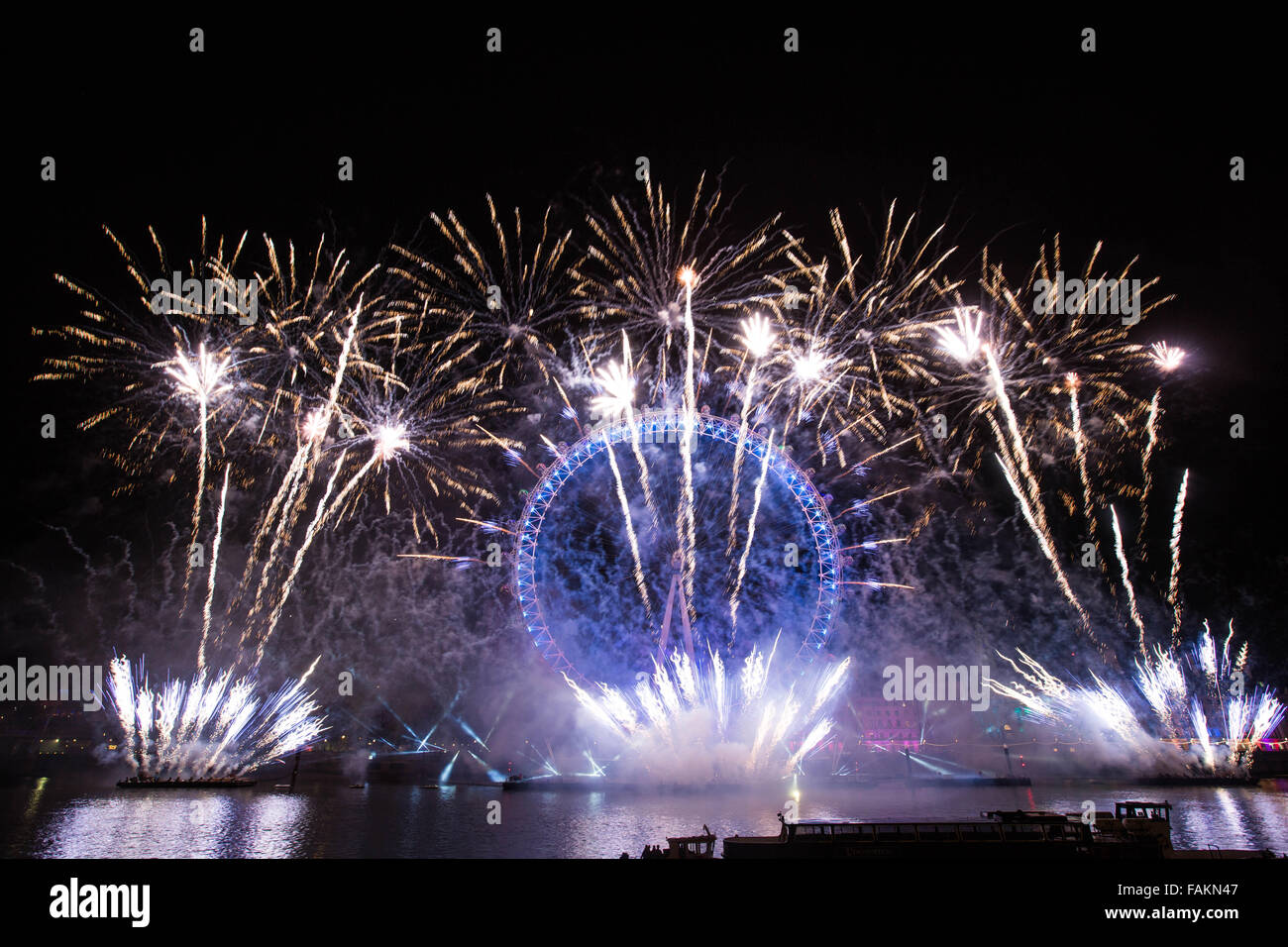 London eye fireworks crowd hi-res stock photography and images - Alamy