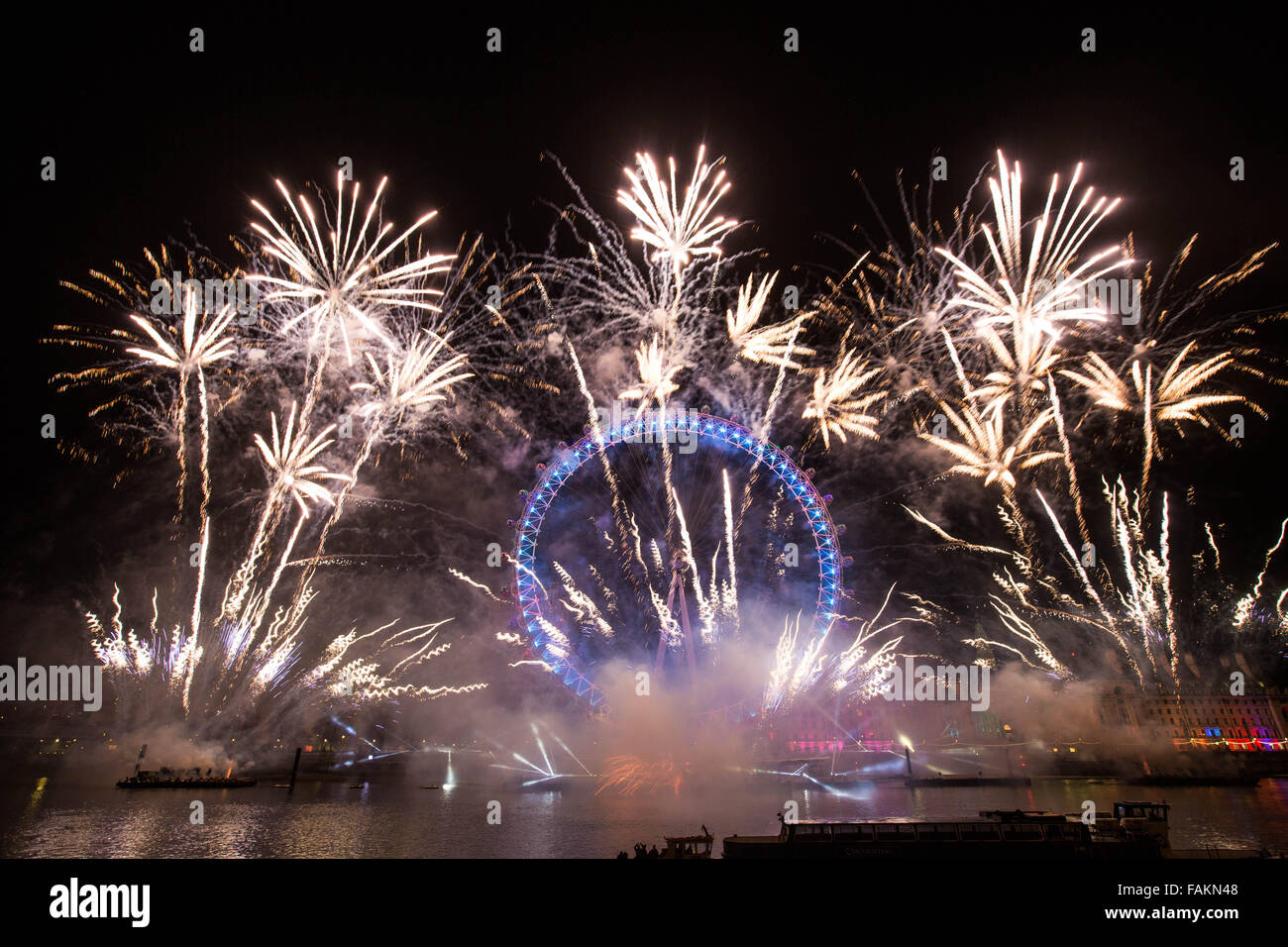 London eye fireworks crowd hi-res stock photography and images - Alamy