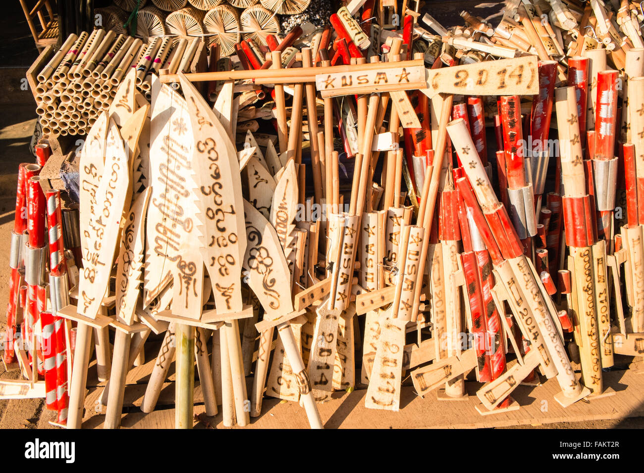 golden,rock,Myanmar,Burma,gold,Kyaitiyo,Buddhist.Toy USA military gun ...