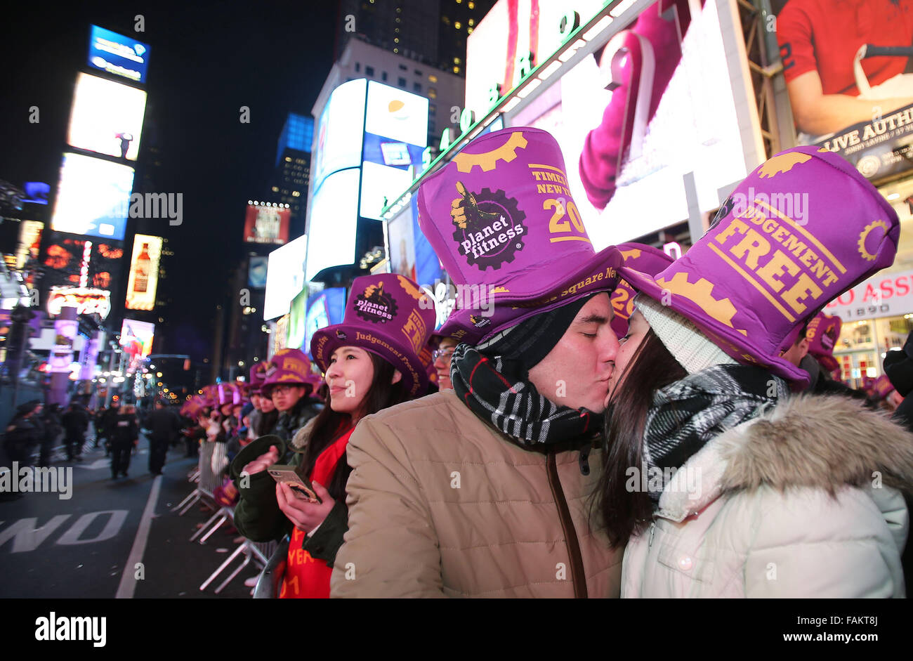 Times square new years eve kiss hi-res stock photography and images - Alamy