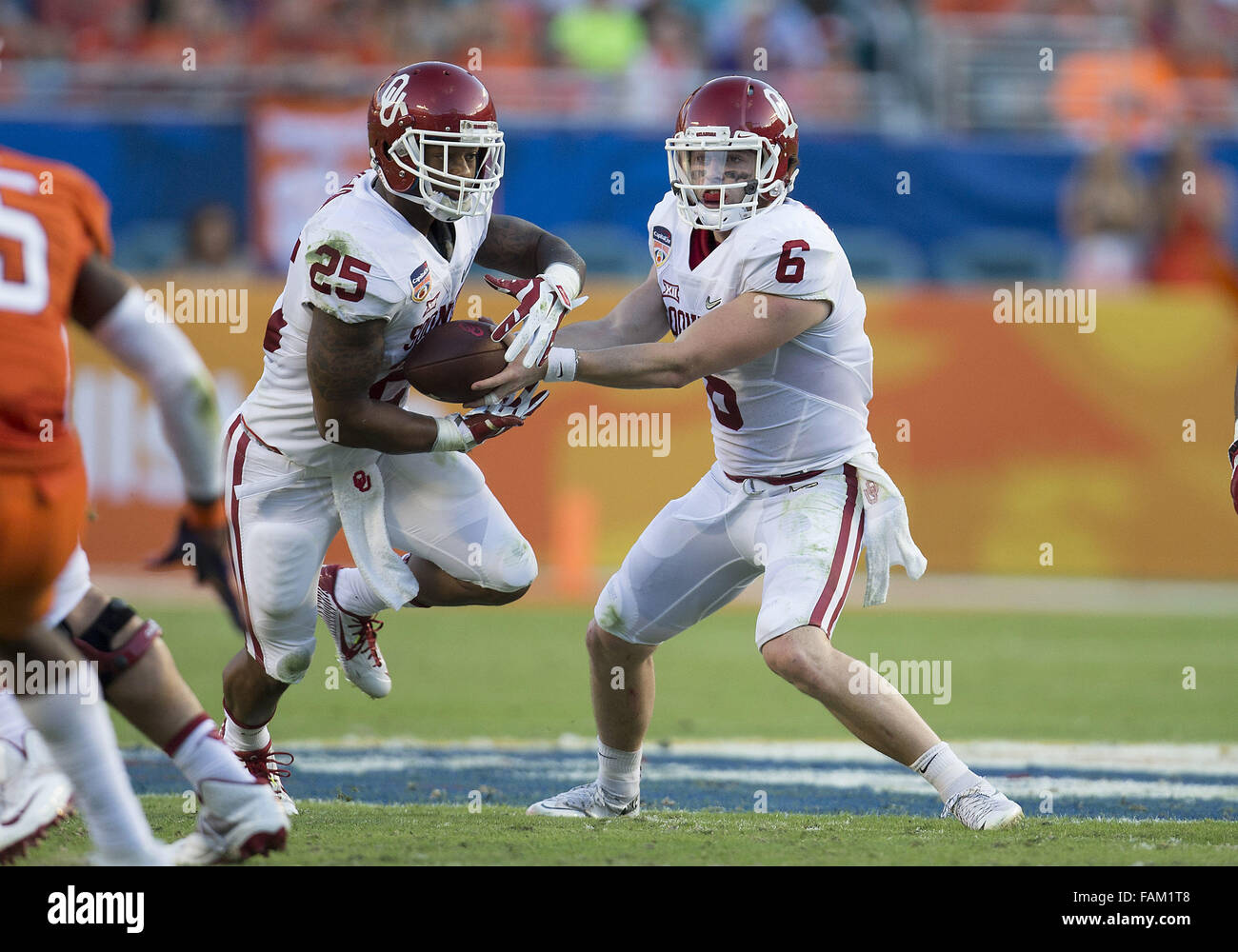 Miami, Florida, USA. 31st Dec, 2015. Oklahoma quarterback Baker Mayfield (6) hands the ball to ...