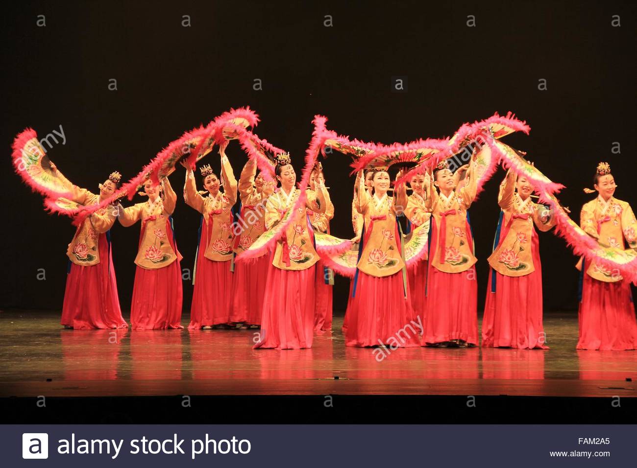 Korean Fan Dance Stock Photos & Korean Fan Dance Stock Images - Alamy