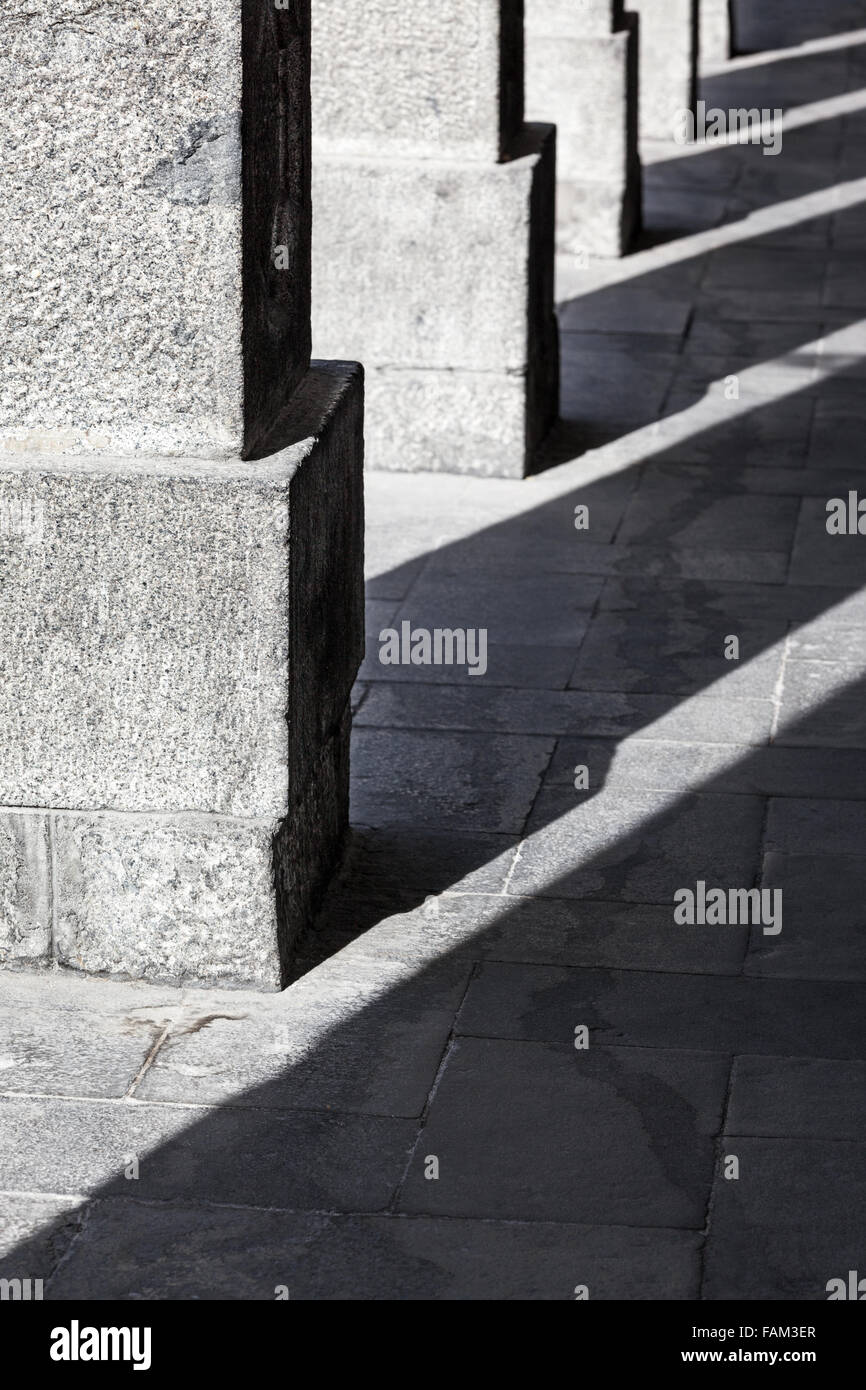 Diagonal columns structure building hi-res stock photography and images ...