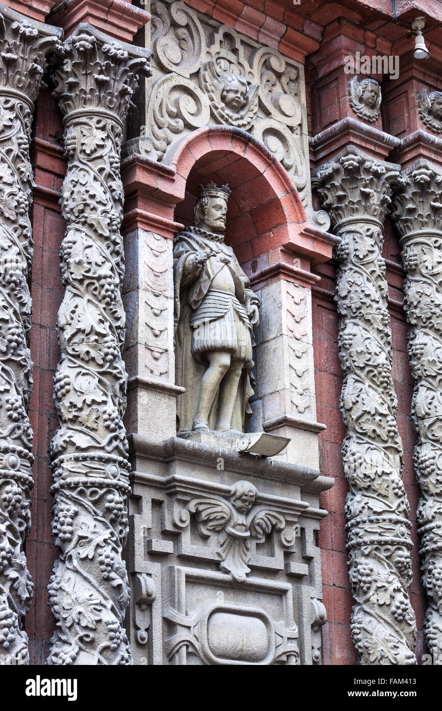colonial building with sculptures and columns Stock Photo - Alamy