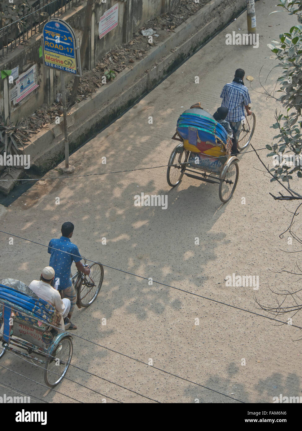 Rickshaw drivers and passengers in Dhaka, Bangladesh Stock Photo - Alamy