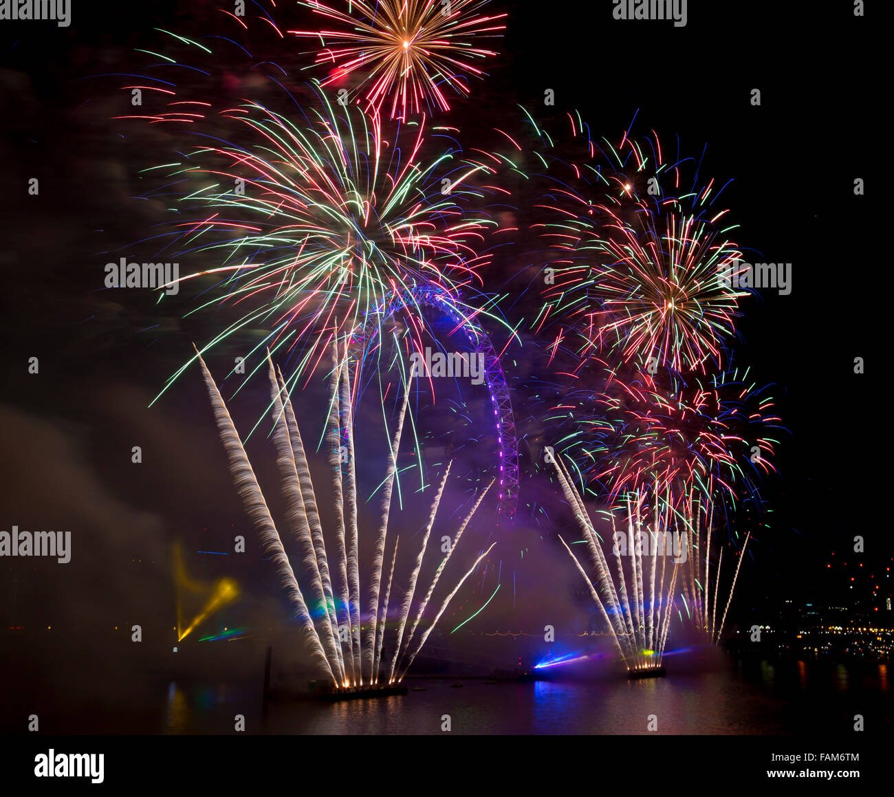 London eye fireworks crowd hi-res stock photography and images - Alamy