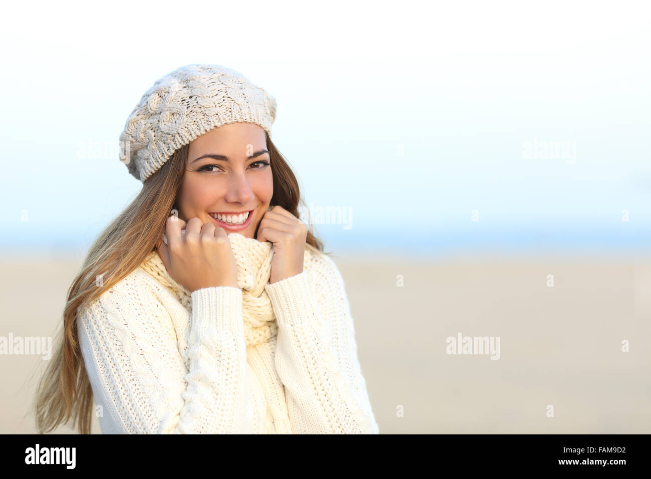 Woman cold outside hi-res stock photography and images - Alamy