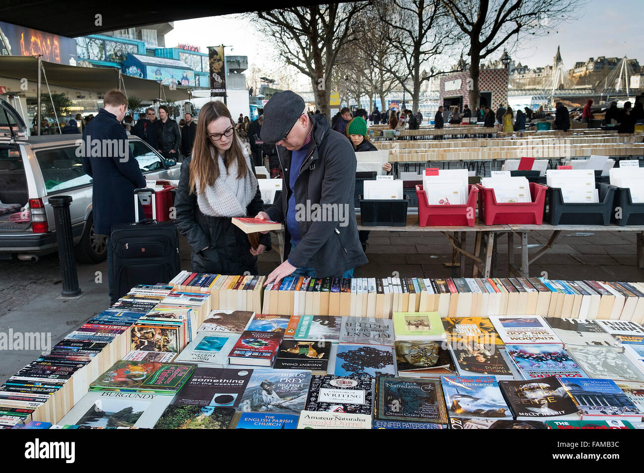 People browsing in the Southbank Book Market in London Stock Photo - Alamy