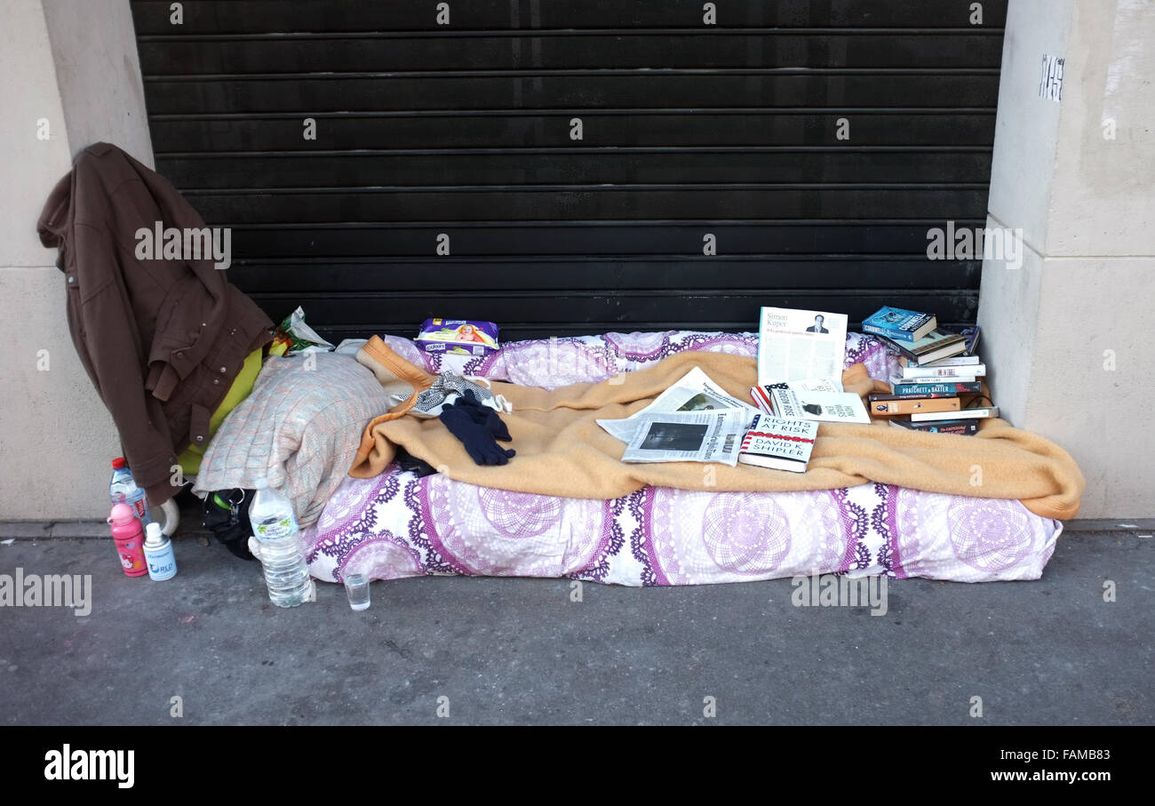 Homeless bed in Paris Stock Photo - Alamy