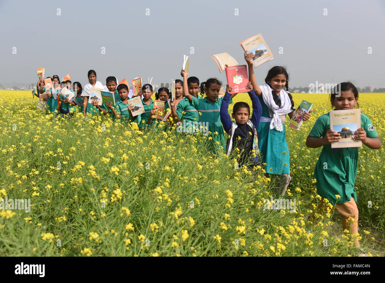 Dhaka, Bangladesh. 01st Jan, 2016. Bangladeshi School Students going to ...