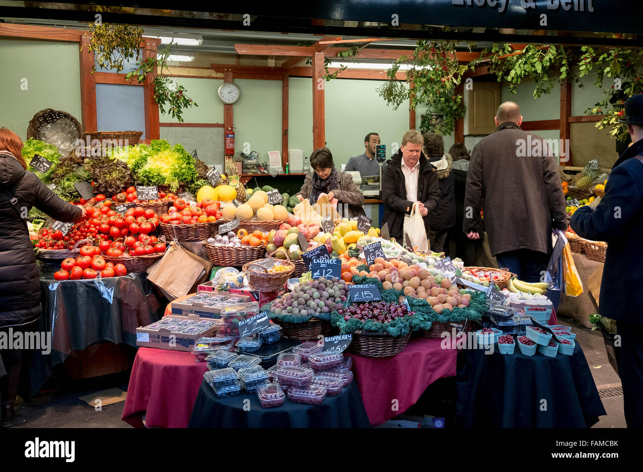 Shopping food market hi-res stock photography and images - Alamy