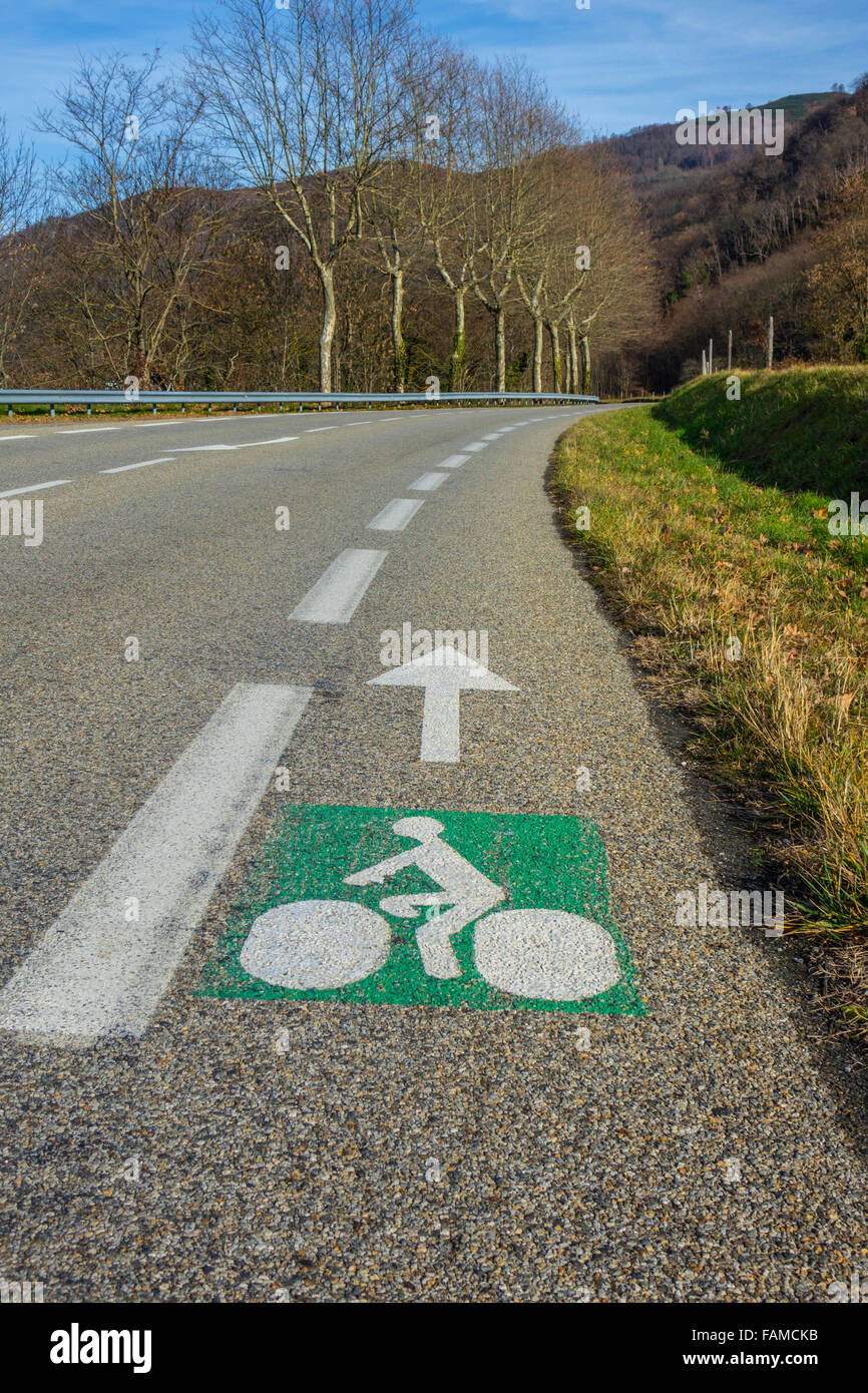 Green and white cycleway sign alongside main road Stock Photo - Alamy