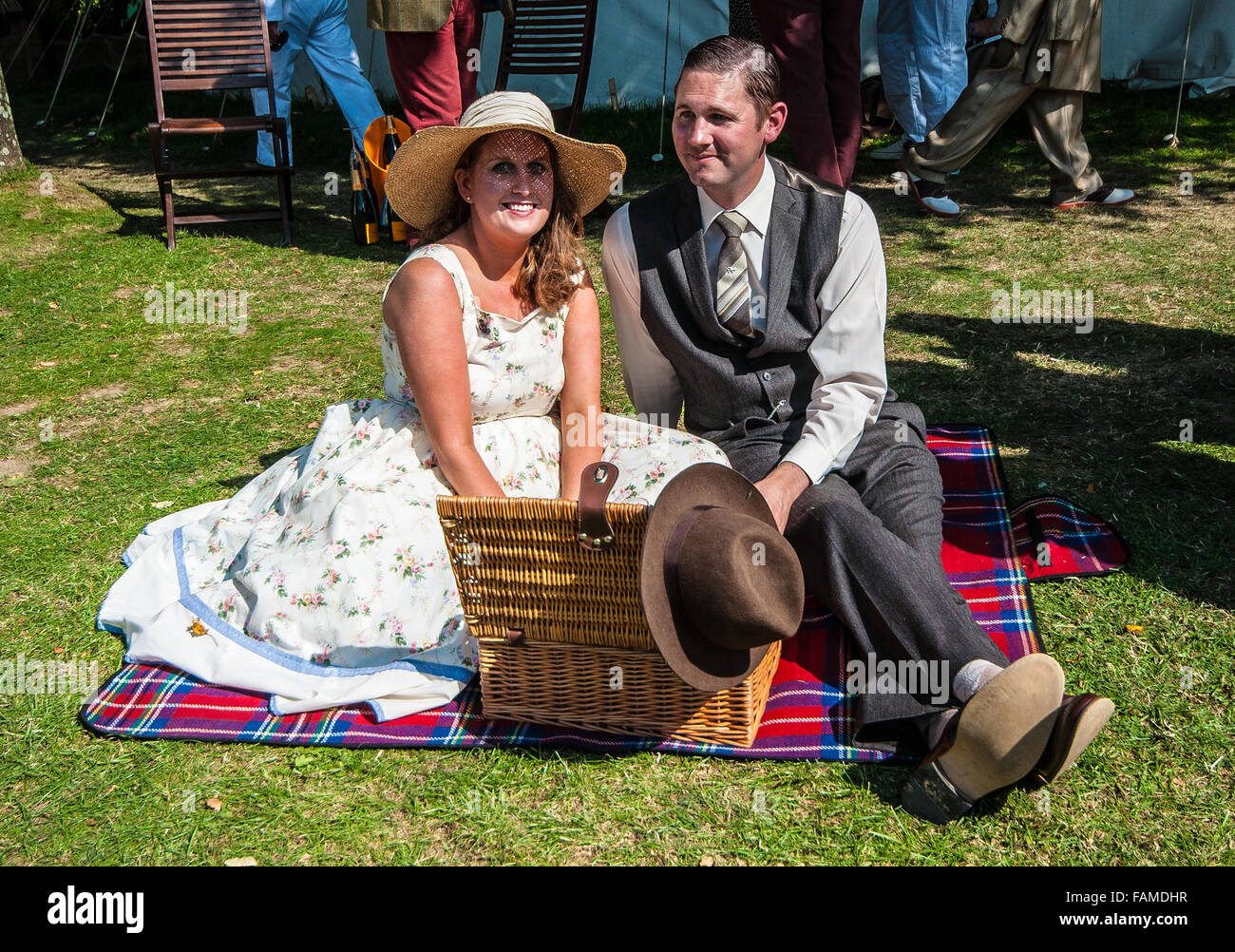 Picnic england vintage couple hi-res stock photography and images - Alamy
